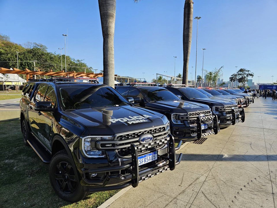 SEJUS - Governo do Estado entrega 42 novas viaturas para a Polícia Penal