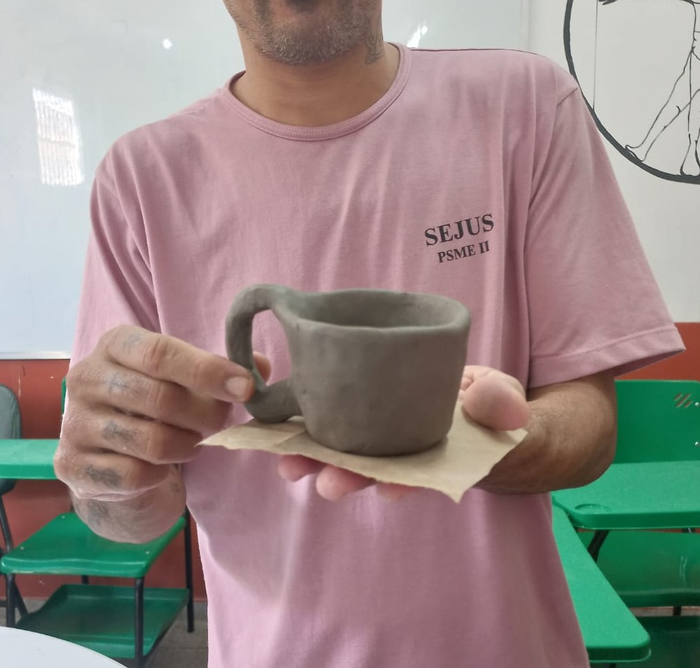 SEJUS - Sejus promove Curso de Cerâmica em unidade prisional LGBTQIA+